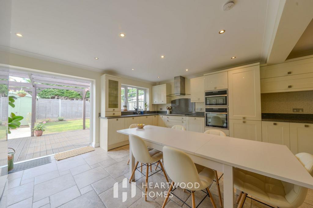 Swans Close, St. Albans, AL4 0TL 4 bed detached bungalow - £900,000
