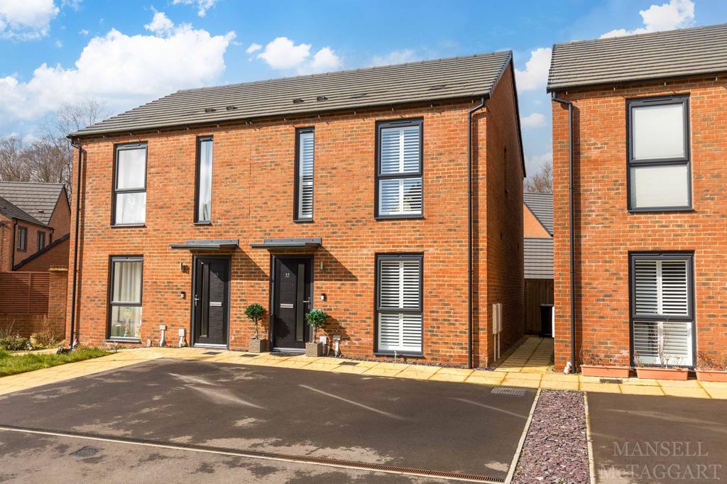 Langridge Way, Crawley RH10 2 bed semi-detached house for sale - £360,000