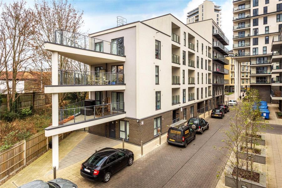 Guildford Road, Woking GU22 2 bed apartment - £1,665 pcm (£384 pw)