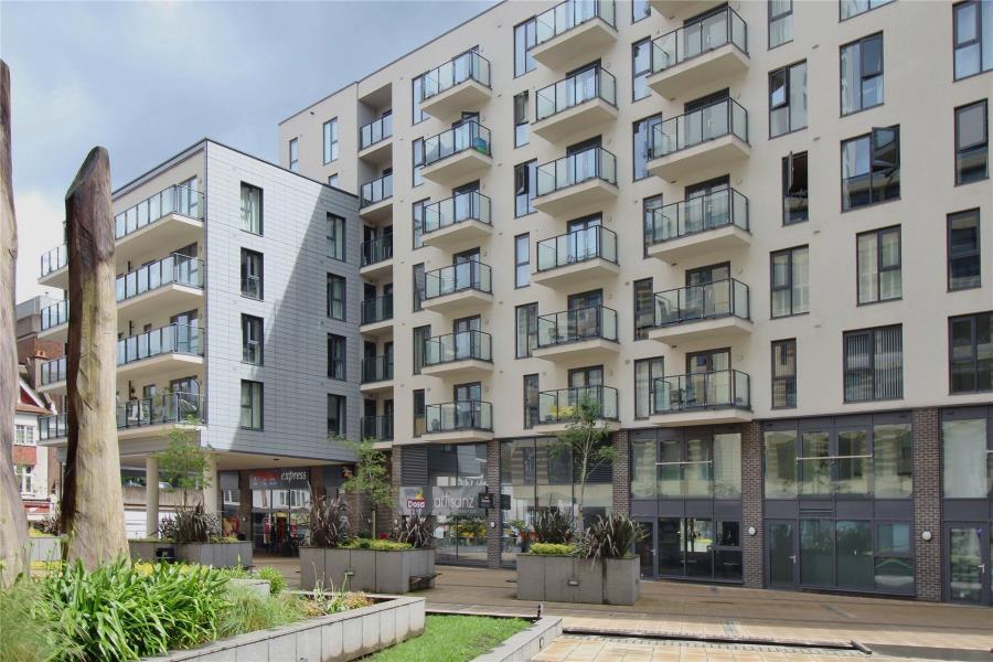 Cardinal Place, Woking GU22 2 bed flat - £1,700 pcm (£392 pw)