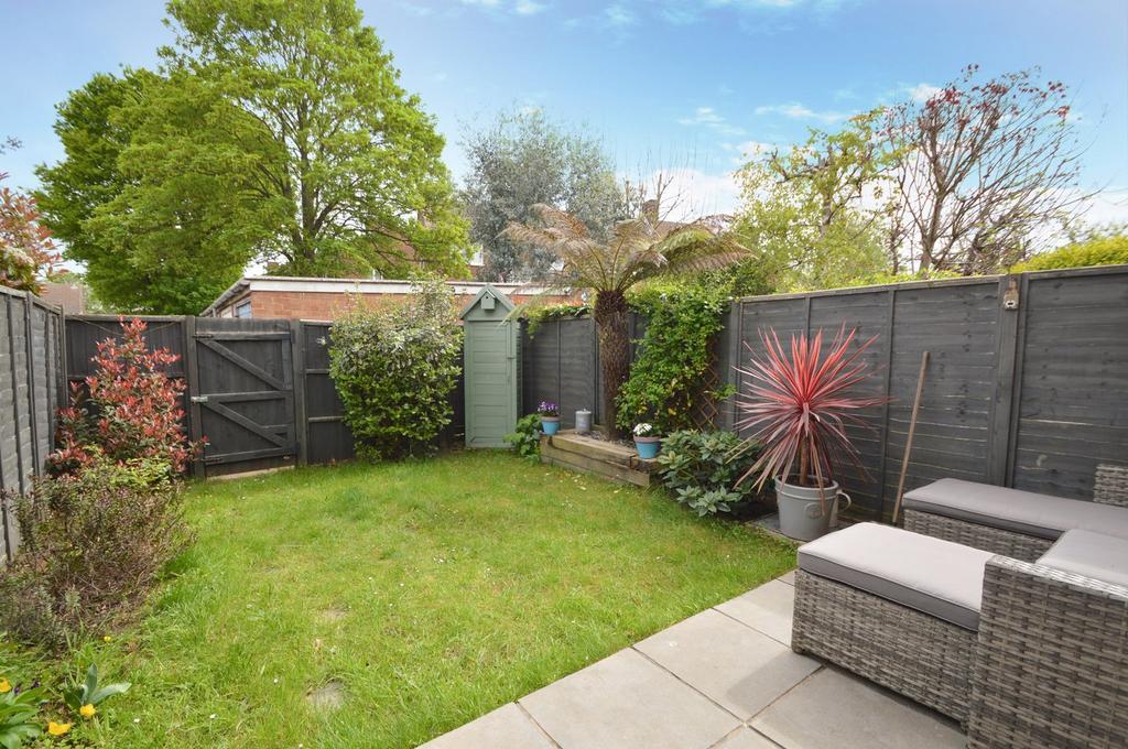 Willowhayne Drive, WALTON-ON-THAMES... 1 bed maisonette - £269,950
