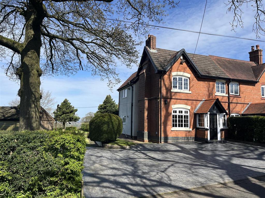 Yew Tree Lane, Frankley B32 3 bed semi-detached house - £450,000