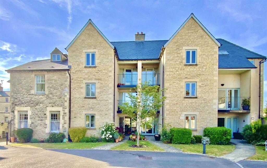 Cirencester Town 2 bed flat - £258,500