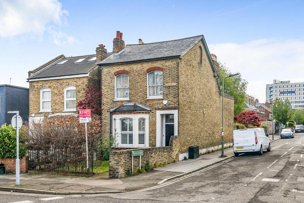 Maple Road, Penge 4 bed detached house - £775,000
