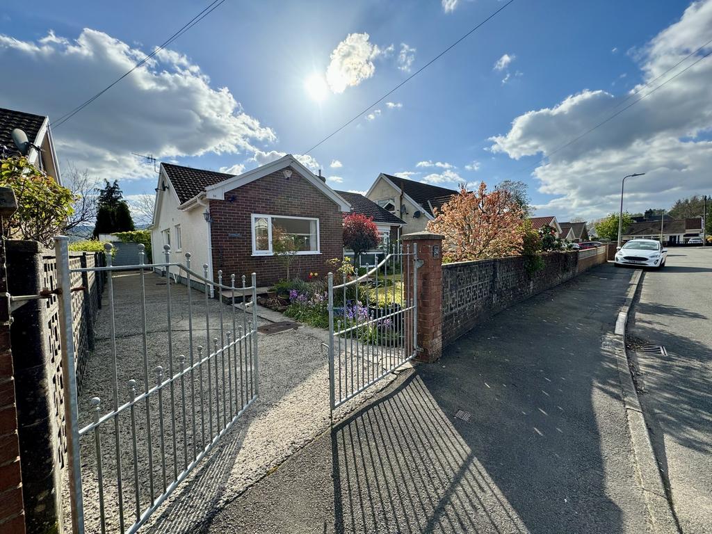 Merthyr Tydfil CF47 3 bed detached bungalow - £325,000