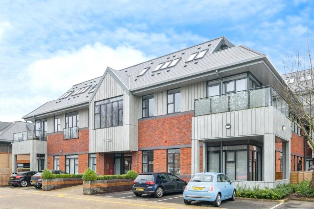 Albert Drive, Woking GU21 1 bed flat - £250,000