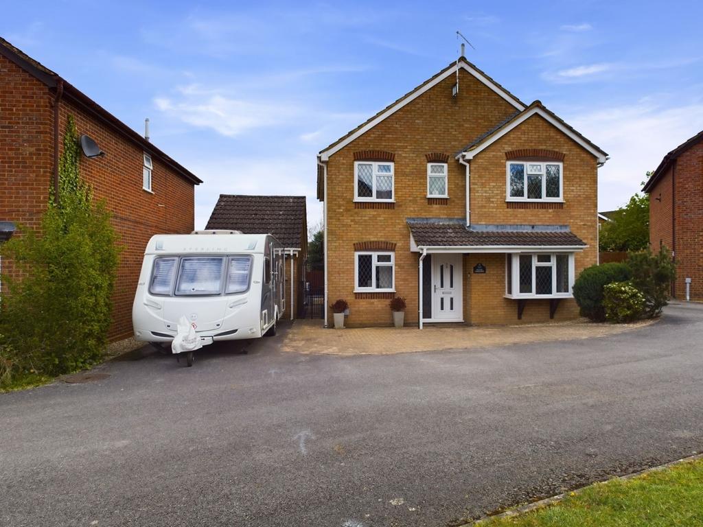 Hazel Crescent, Towcester, NN12 4 bed detached house - £475,000
