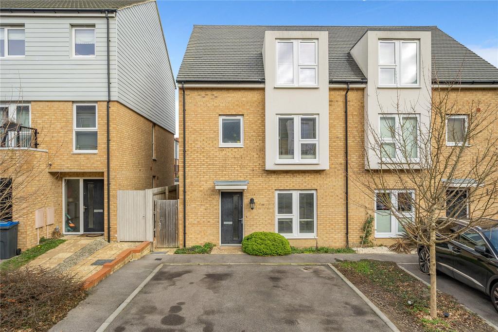 Sopwith Way, Addlestone, Surrey, KT15 4 bed semi-detached house - £700,000