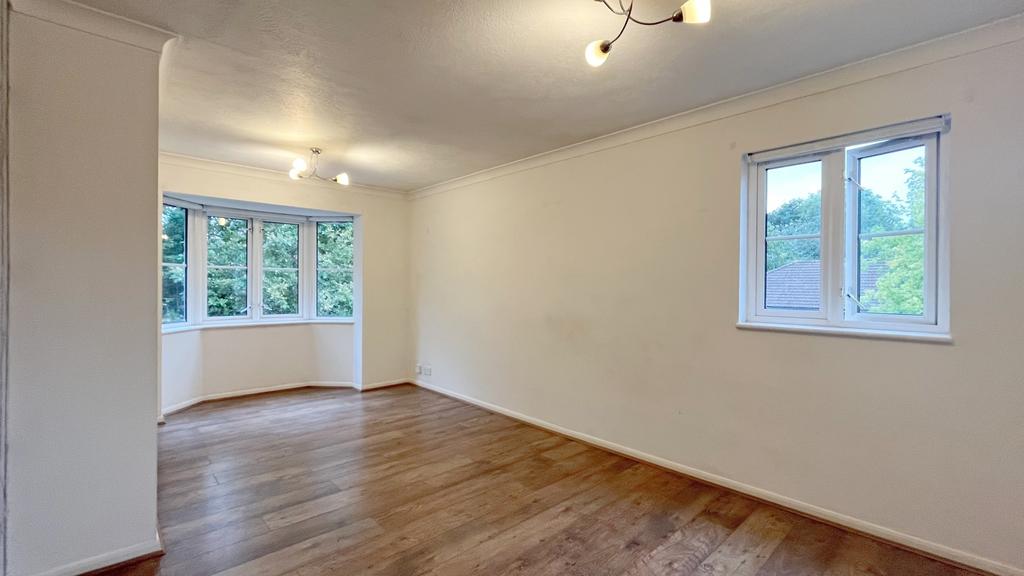 Autumn drive, Sutton SM2 2 bed flat - £1,400 pcm (£323 pw)