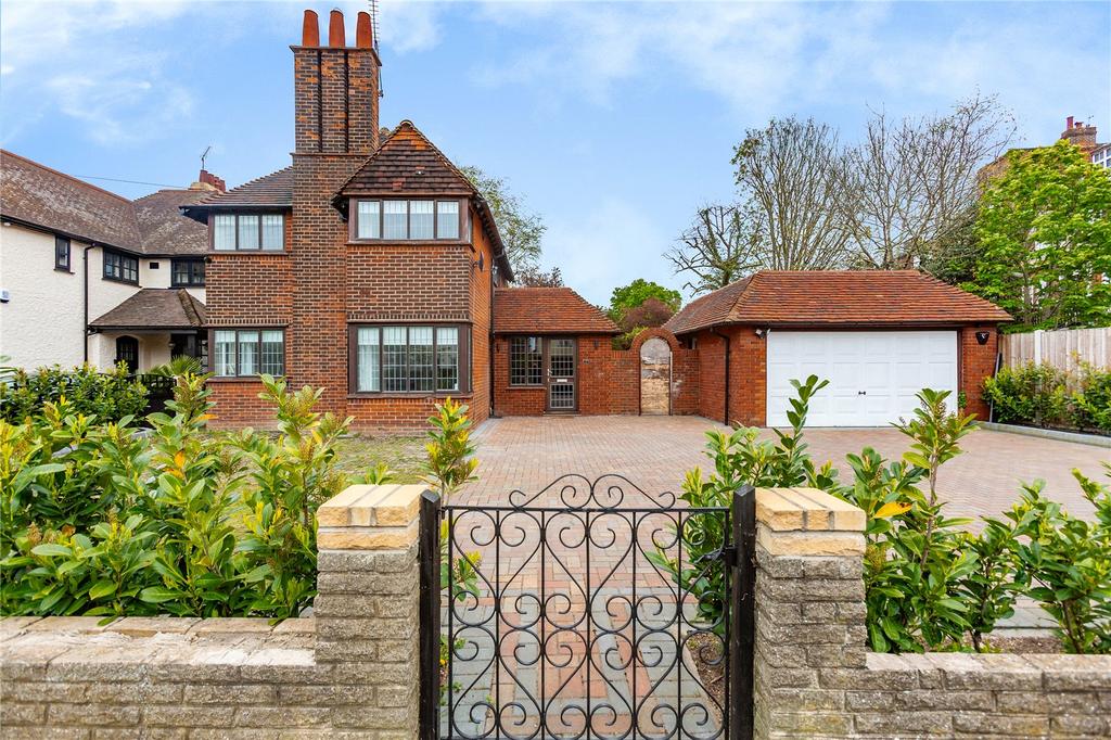 Balgores Lane, Gidea Park, RM2 3 bed detached house - £900,000