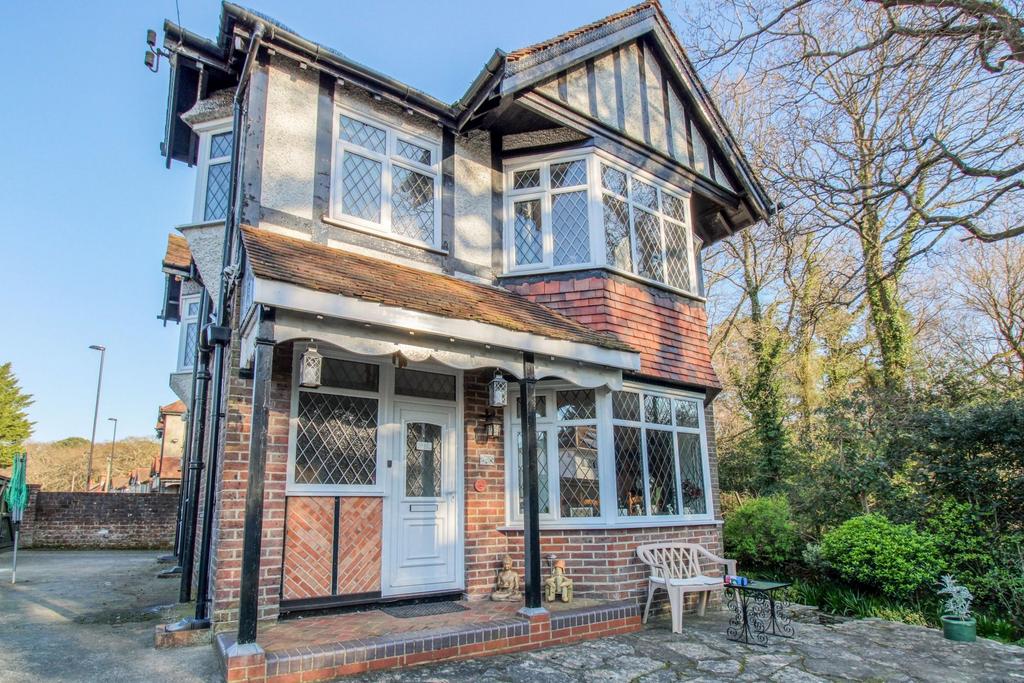Burgess Road, Southampton, SO16 3 bed detached house - £550,000