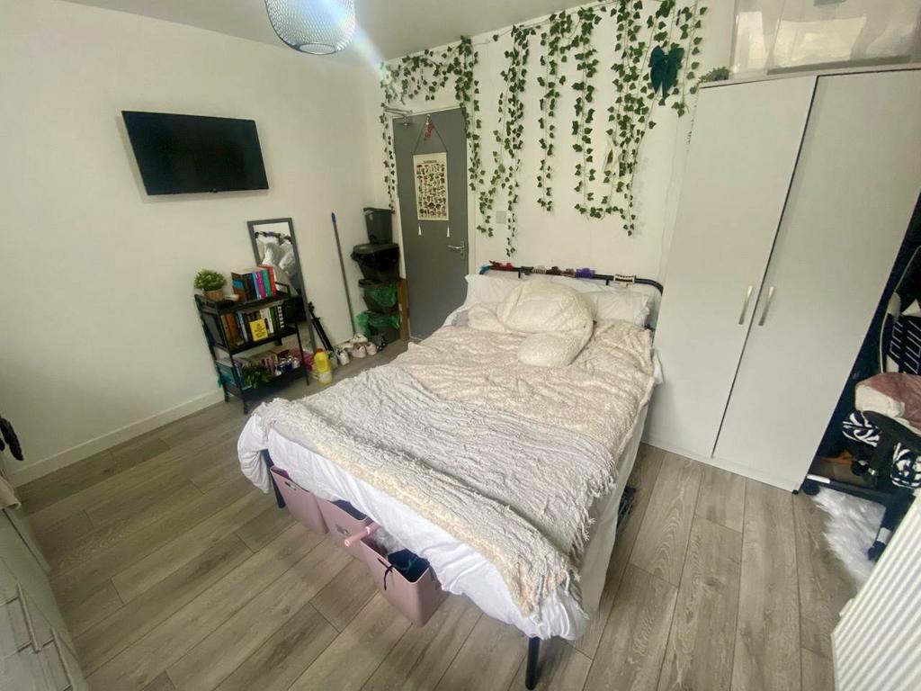 Twizzle Lodge, Hawthorne Avenue... 1 bed flat - £600 pcm (£138 pw)