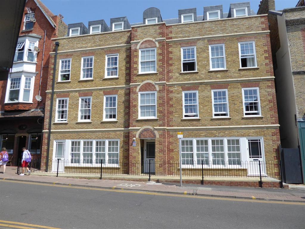 High Street, Ramsgate CT11 1 bed flat - £850 pcm (£196 pw)