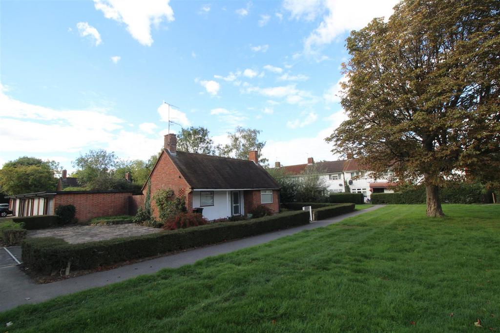 Oak Way, Crawley, West Sussex. RH10 8HY 1 bed house - £1,350 pcm (£312 pw)