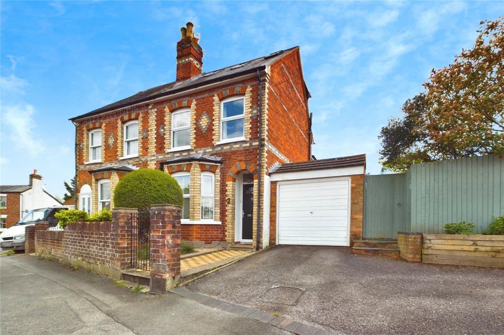 Lower Armour Road, Tilehurst... 4 bed semi-detached house - £500,000