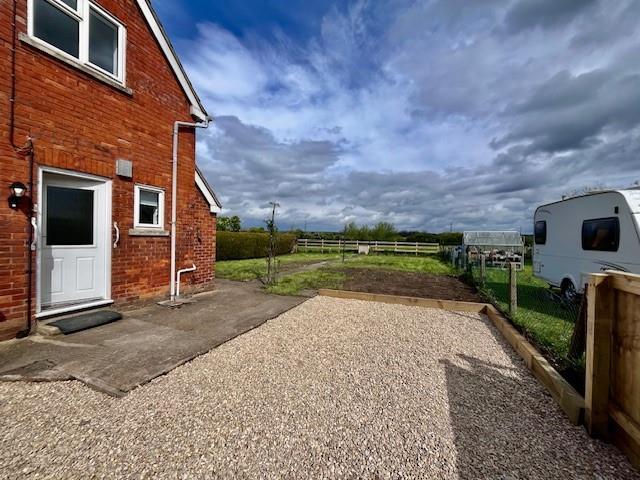 Devizes Road, Rowde 3 bed semi-detached house - £1,250 pcm (£288 pw)