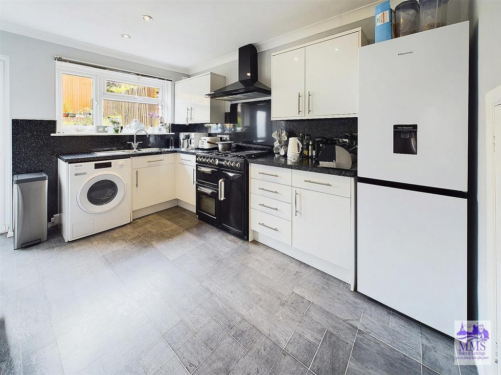 Nickleby Close, Rochester 3 bed semi-detached house - £350,000