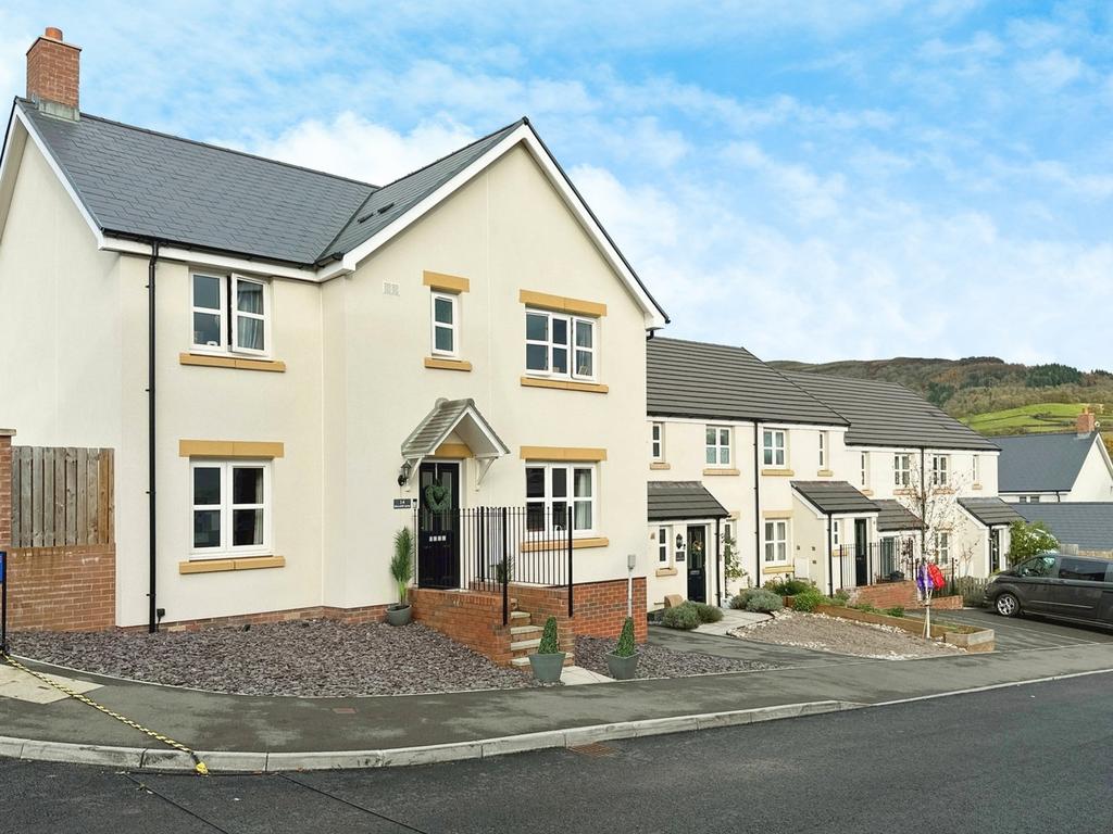 Maindiff Drive, Abergavenny NP7 5 bed detached house - £489,000
