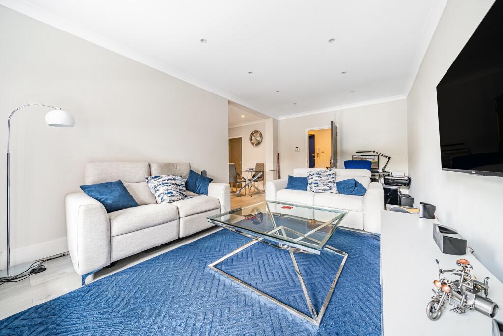 Bulstrode Court, Gerrards Cross... 2 bed apartment - £495,000