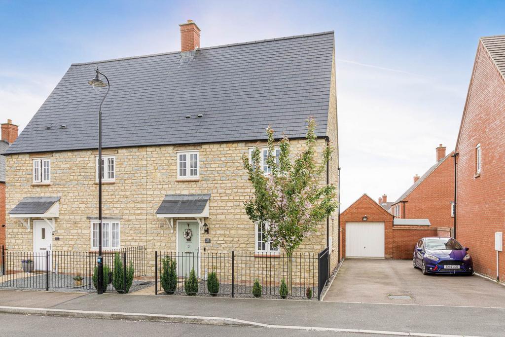 Pianoforte Road, Northampton NN7 3 bed semi-detached house - £325,000