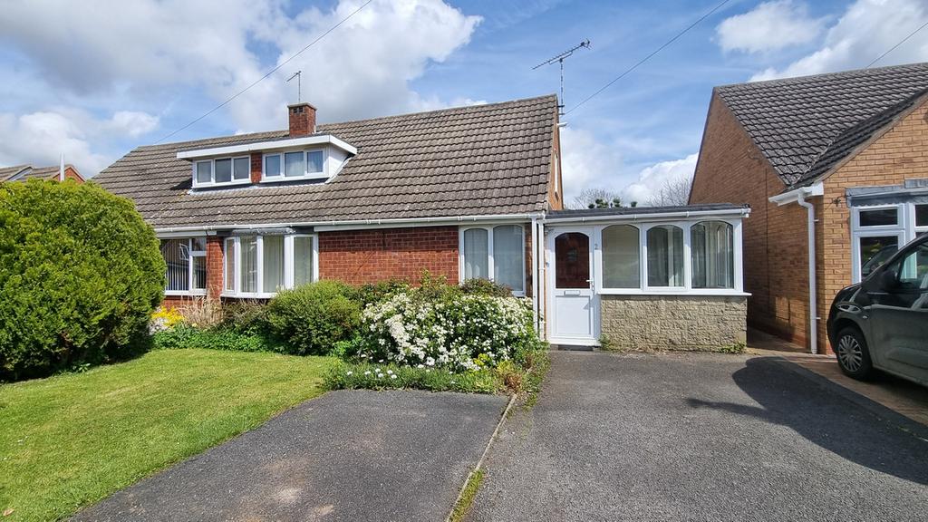 Old Ford Avenue, Southam, CV47 3 bed semi-detached bungalow - £280,000