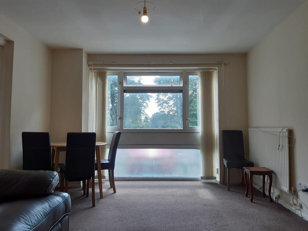Brook Street, Luton, Bedfordshire 2 bed flat - £1,200 pcm (£277 pw)