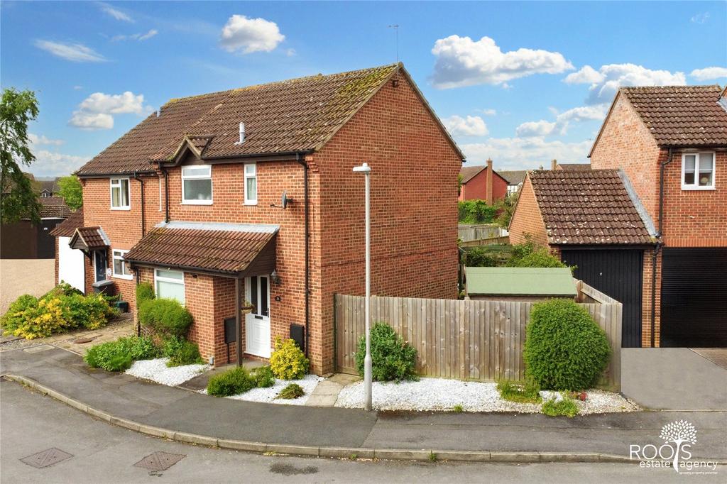 Wilfred Way, Berkshire RG19 2 bed end of terrace house - £315,000