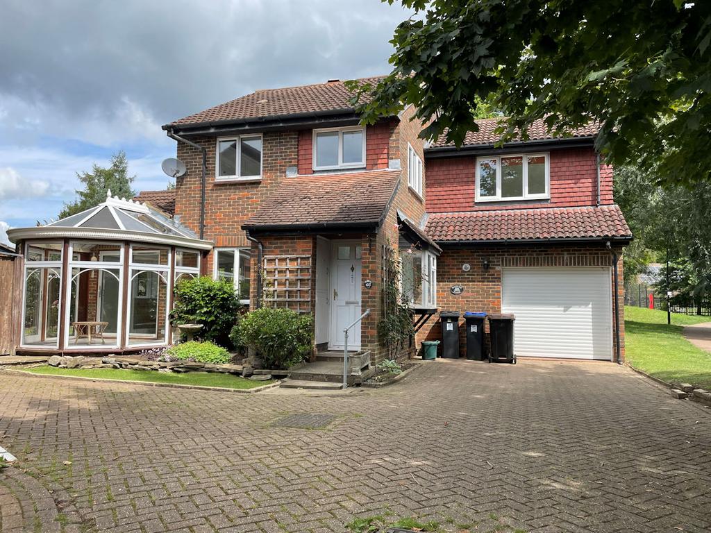 Woking GU21 3 bed detached house - £625,000
