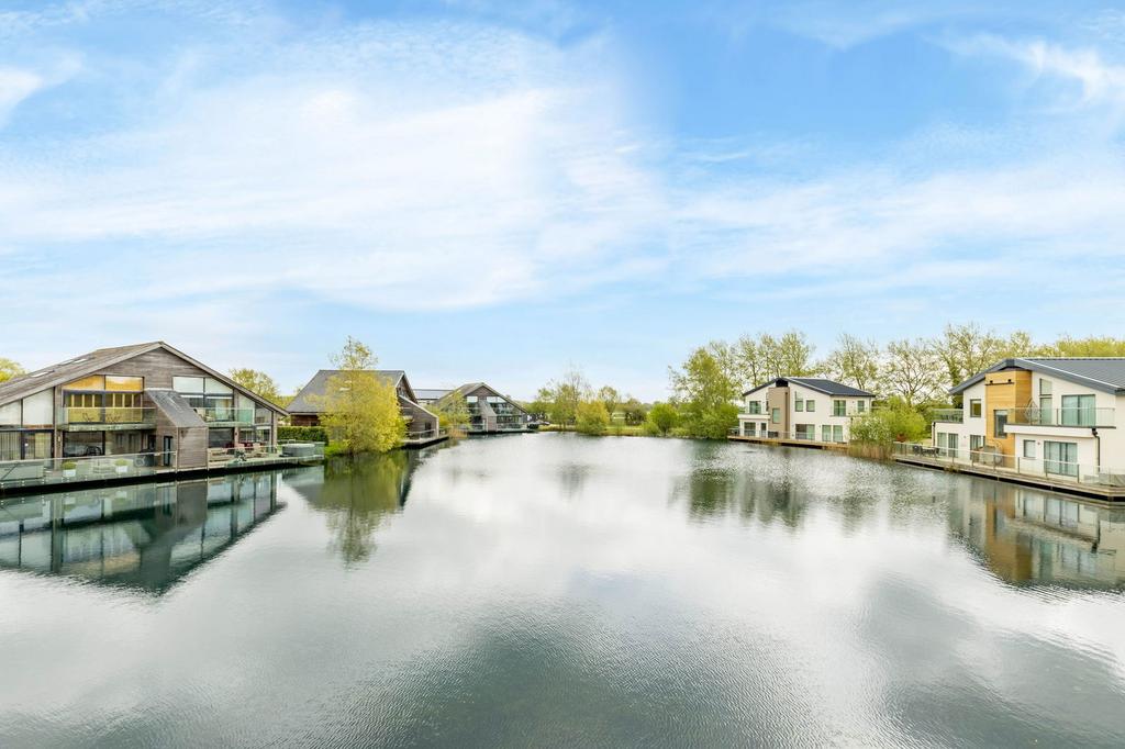 27 Waters Edge, GL7 5QH 4 bed semi-detached house - £630,000