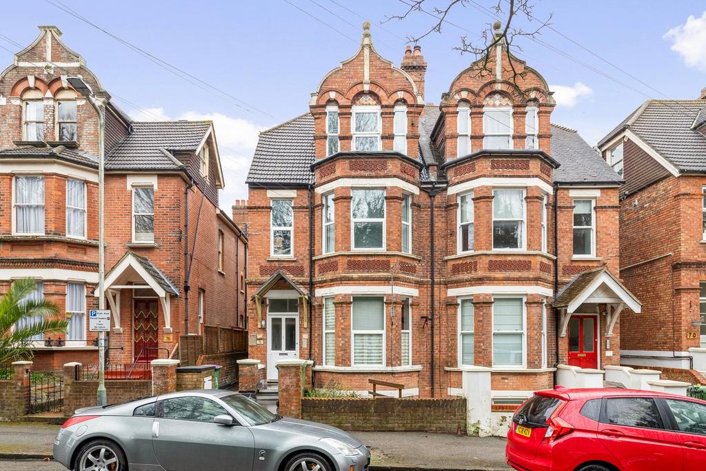 Broadmead Road, Folkestone... 2 bed flat - £1,100 pcm (£254 pw)