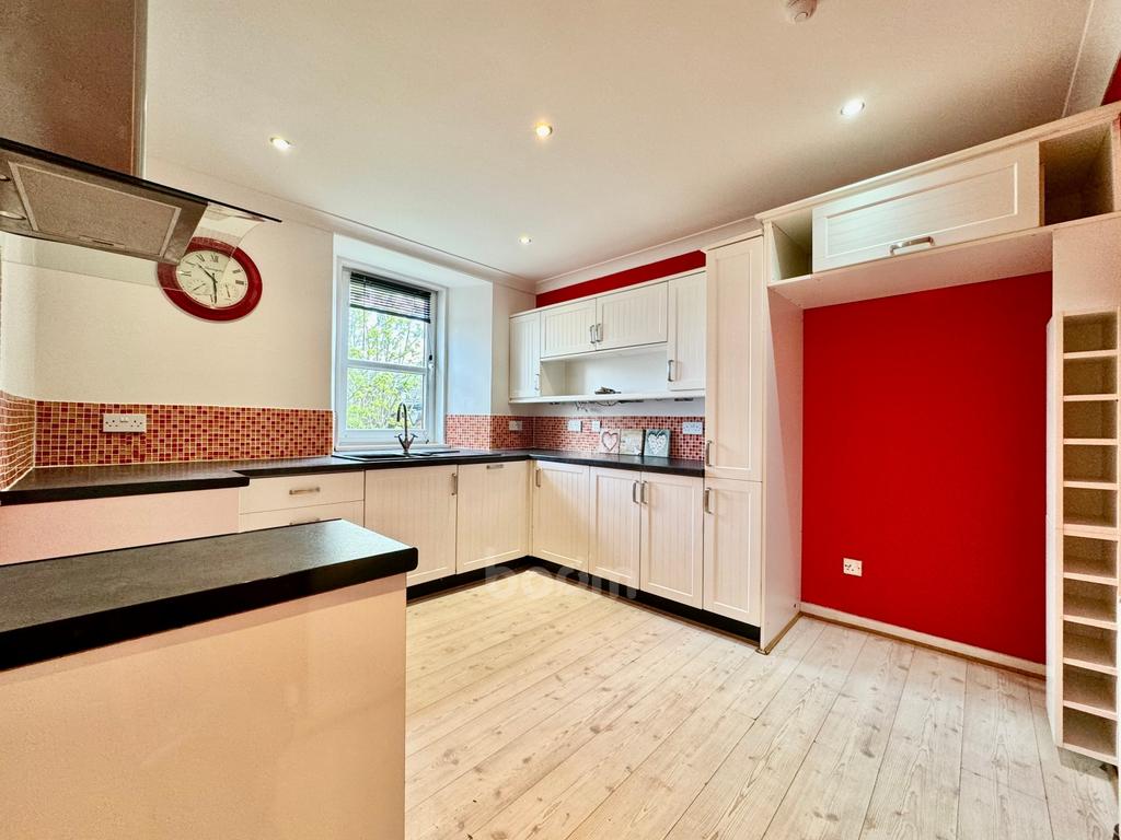 26 New Street, Dalry 5 bed maisonette - £150,000