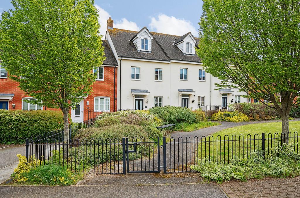Turnstone Drive, Bury St. Edmunds IP32 3 bed terraced house - £335,000