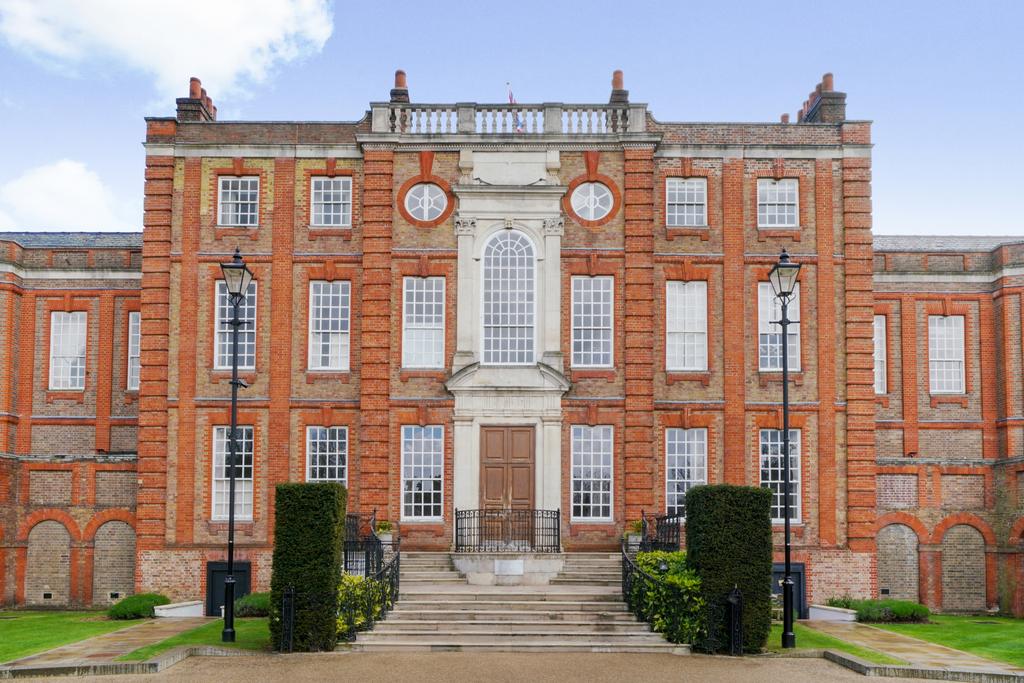 Roehampton House, Vitali Close, London 3 bed flat for sale - £1,800,000