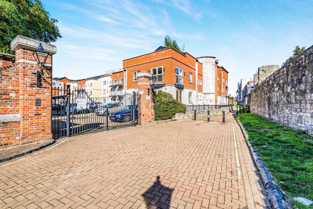 Gloucester Square, Southampton 2 bed apartment - £1,350 pcm (£312 pw)