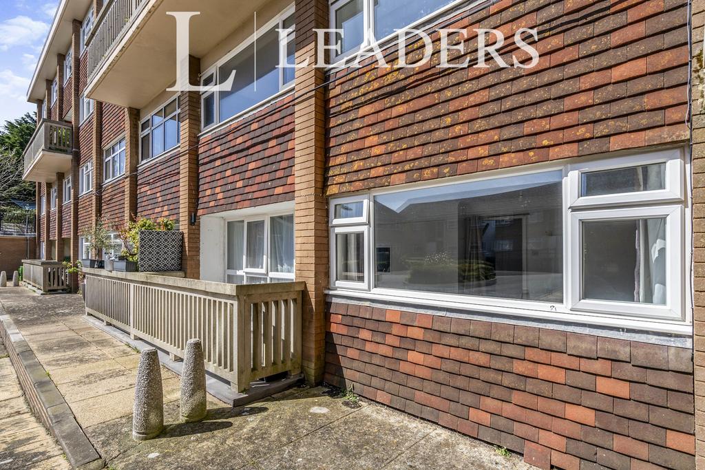 Sutherland Court 3 bed flat - £1,300 pcm (£300 pw)