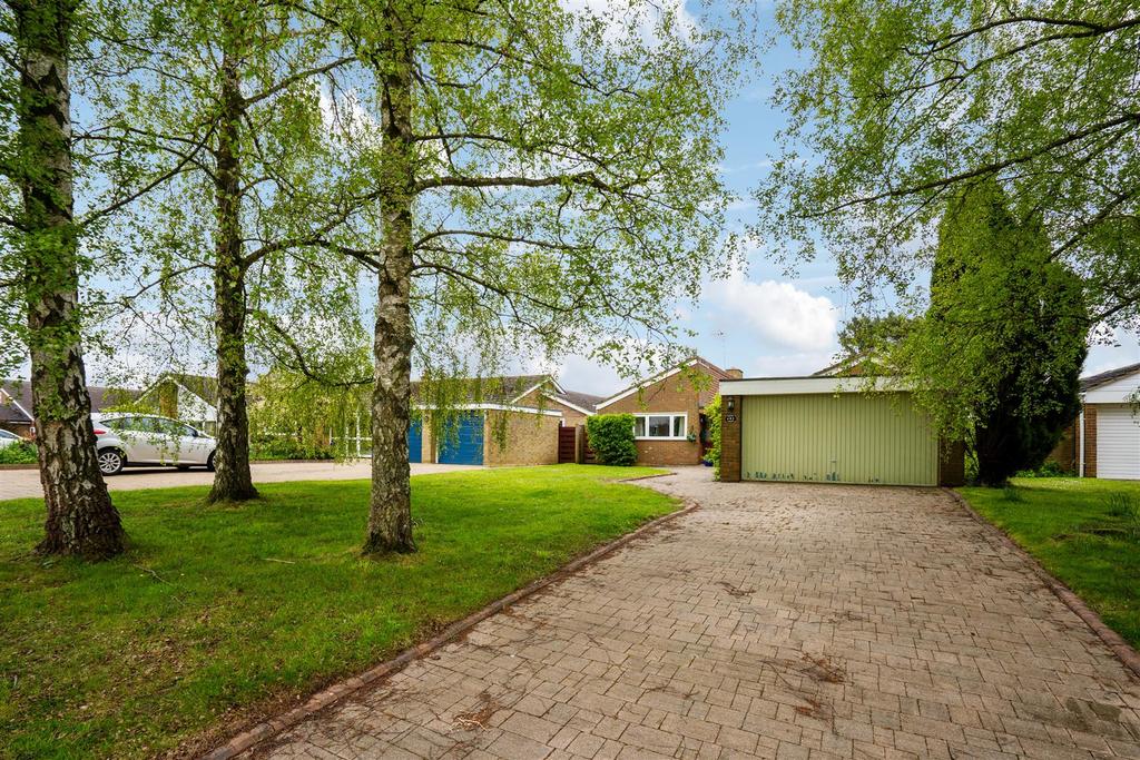 Holts Green, Great Brickhill... 3 bed detached bungalow - £750,000