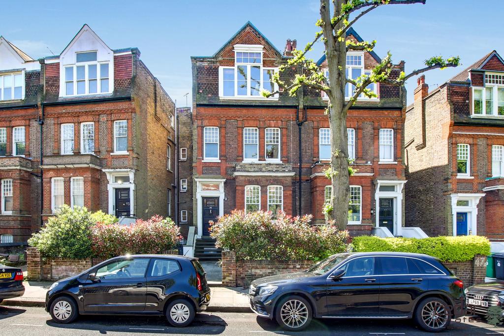 Broadhurst Gardens, South Hampstead NW6 2 bed flat - £2,799 pcm (£646 pw)