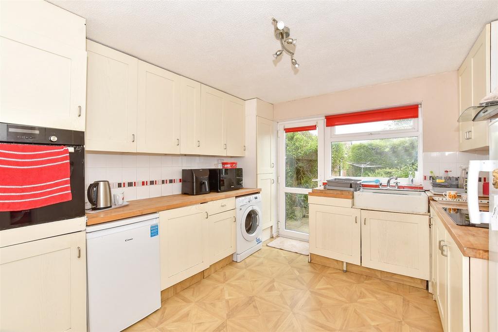 Queens Road, Littlestone, Kent 3 bed detached bungalow - £360,000