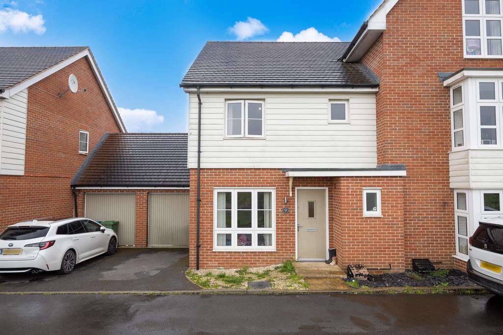 Aylesbury HP18 3 bed semi-detached house for sale - £370,000