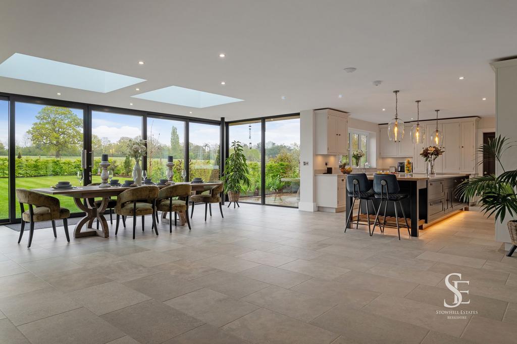 Osborne Lane, Warfield, RG42 5 bed detached house - £2,250,000