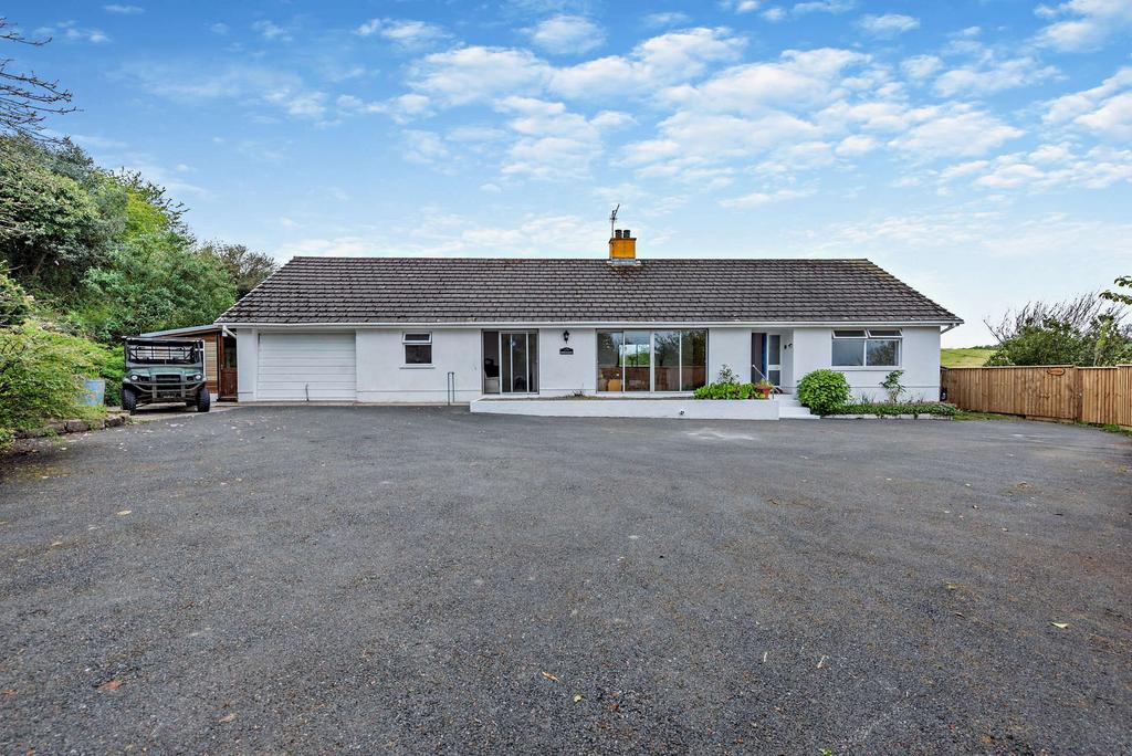 Stepaside, Narberth SA67 3 bed detached bungalow for sale - £400,000