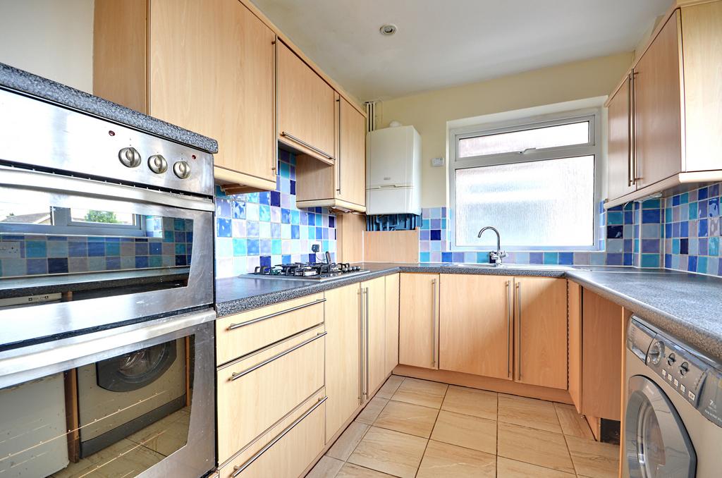 Priors Gardens, Ruislip HA4 6UG 2 bed maisonette - £1,600 pcm (£369 pw)