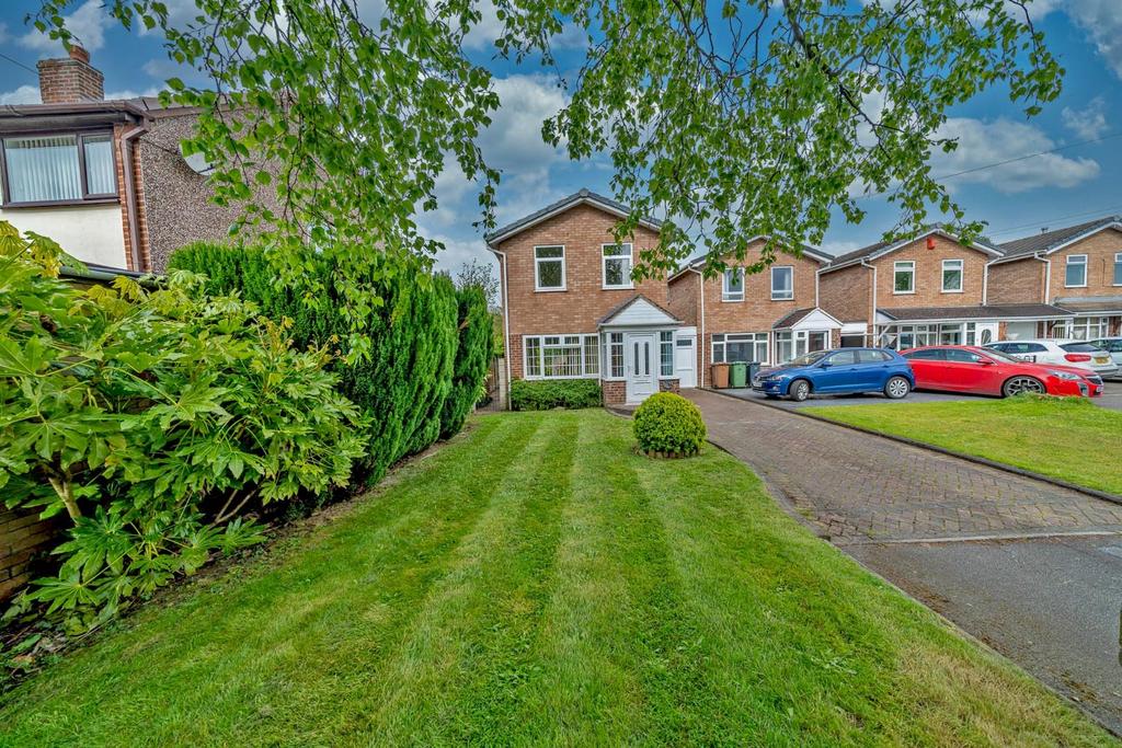 Lawnoaks Close, Walsall WS8 3 bed link detached house - £160,000