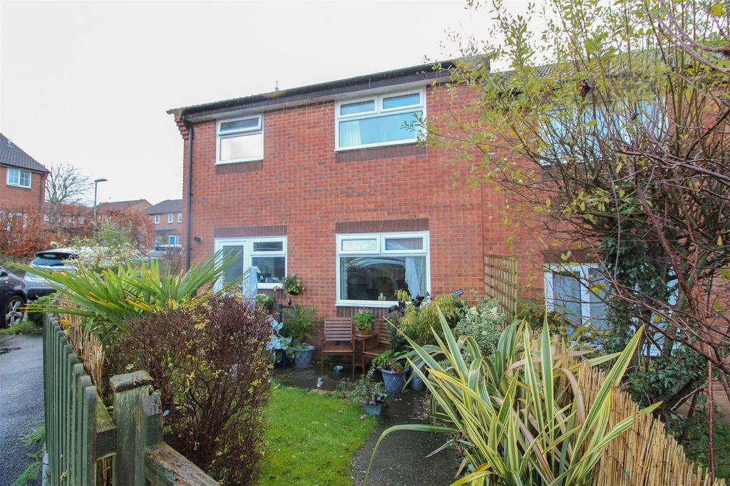 Chestnut Drive, Kingsteignton 2 bed end of terrace house - £875 pcm (£ ...