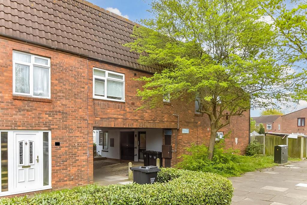Sparkbridge, Laindon, Basildon, Essex 2 bed ground floor flat for sale ...