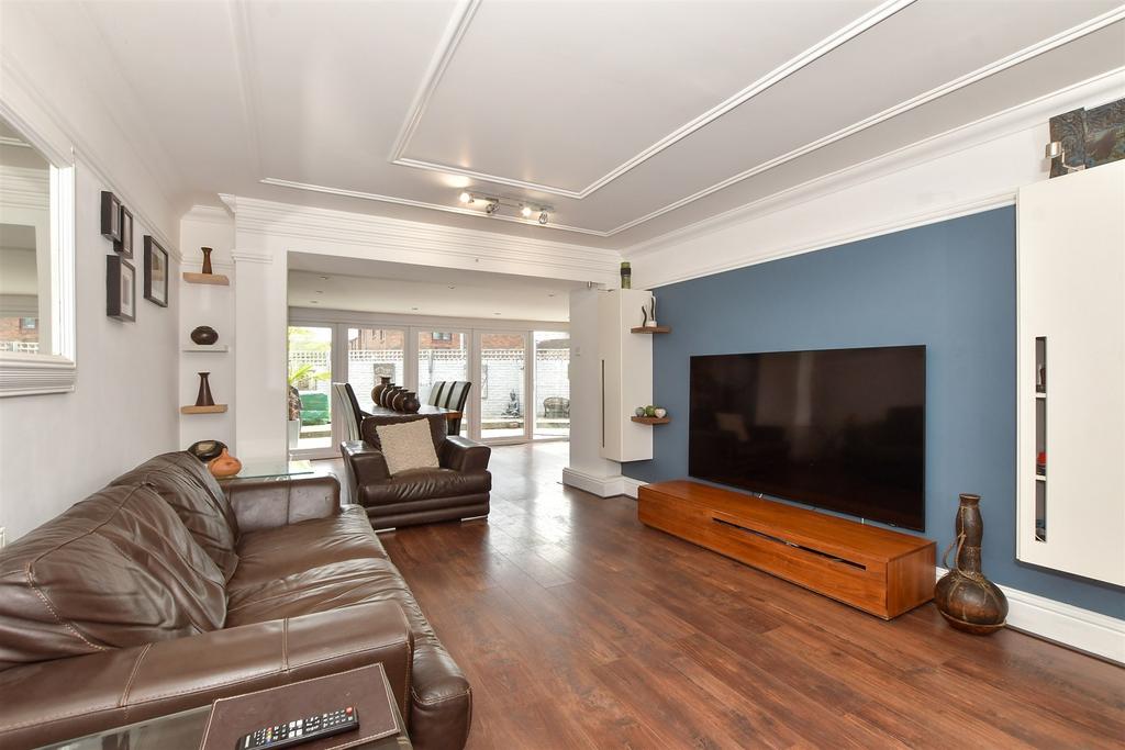 Sparkbridge, Laindon, Basildon, Essex 2 bed ground floor flat for sale ...