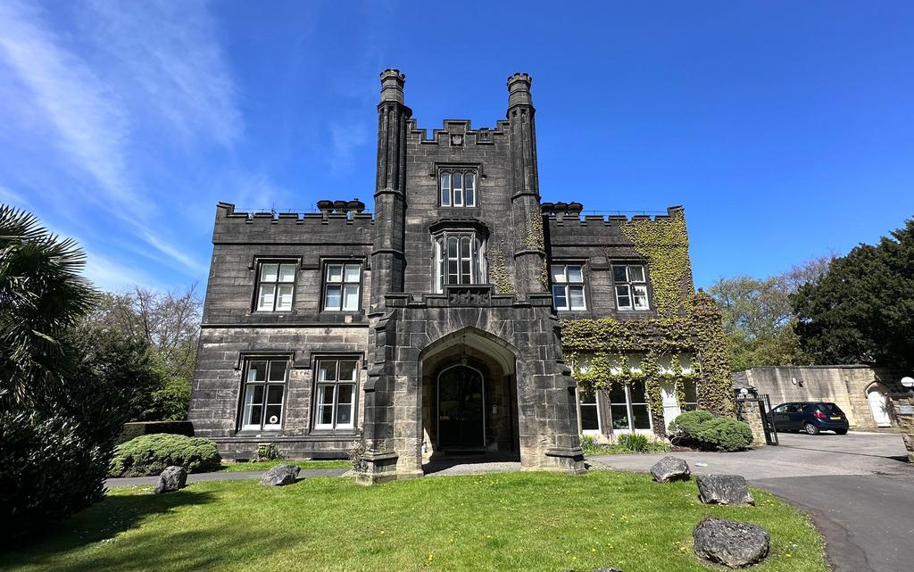Headingley Castle, Headingley Lane... 2 bed flat - £1,550 pcm (£358 pw)
