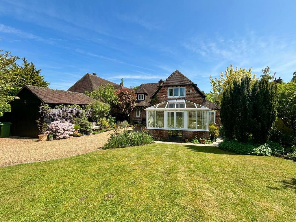 Chawton, Alton, Hampshire, GU34 3 bed barn conversion for sale - £975,000