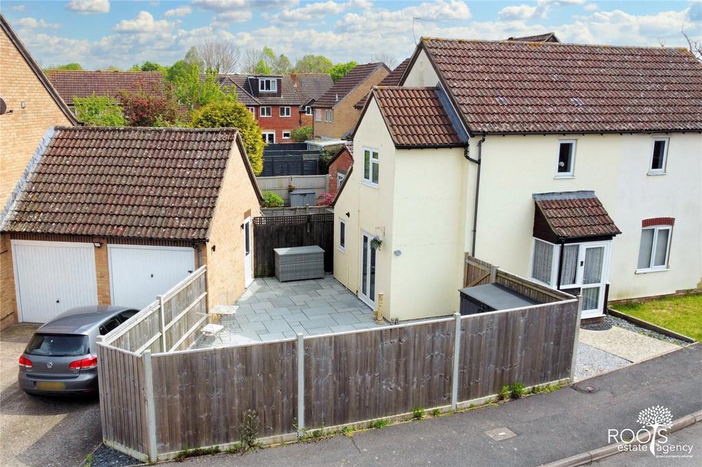 Grassmead, Berkshire RG19 2 bed semi-detached house - £300,000