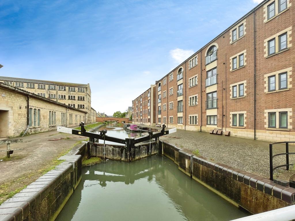 Greenaways, Ebley Wharf 2 bed apartment - £1,100 pcm (£254 pw)